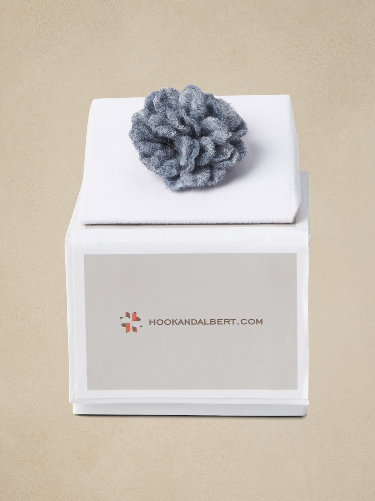 Hook & Albert | Small Flannel Carnation Lapel Pin | Banana Republic